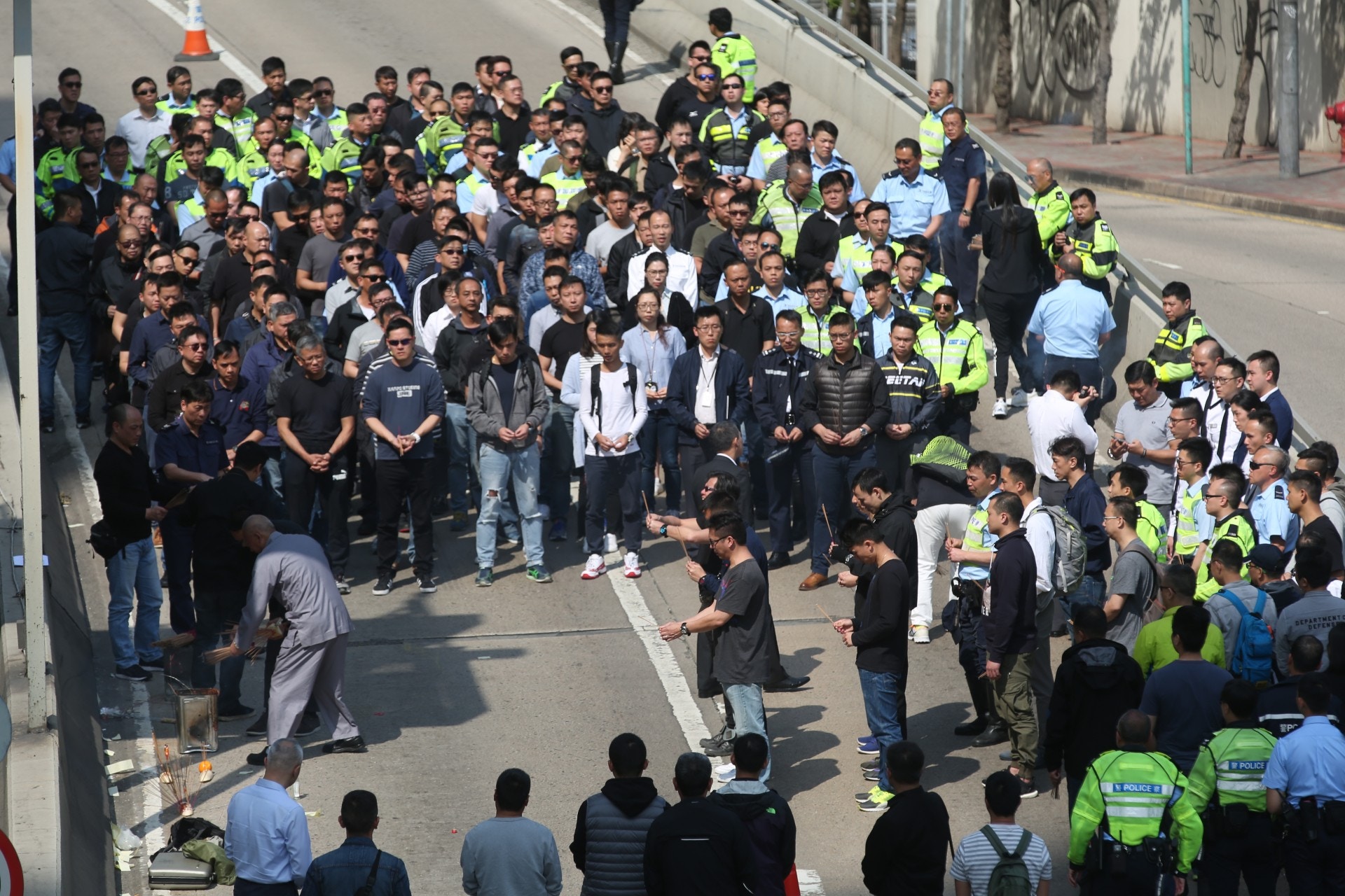 SOGO獻花案 光頭大叔亂拋垃圾罪成 | LIHKG 討論區