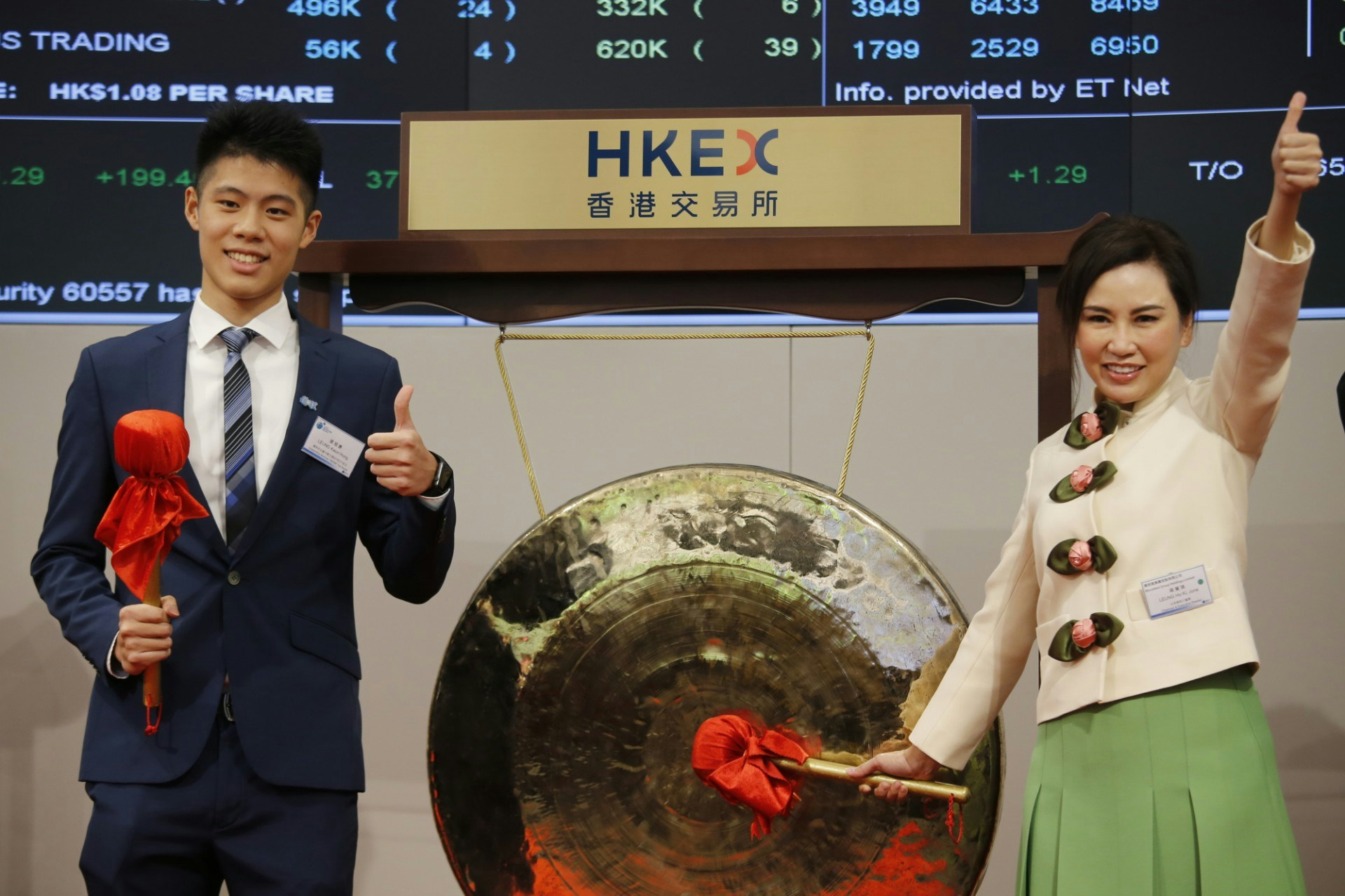 遵理母企掛牌 DSE狀元有份敲鑼 June Leung：老師專業都有出頭