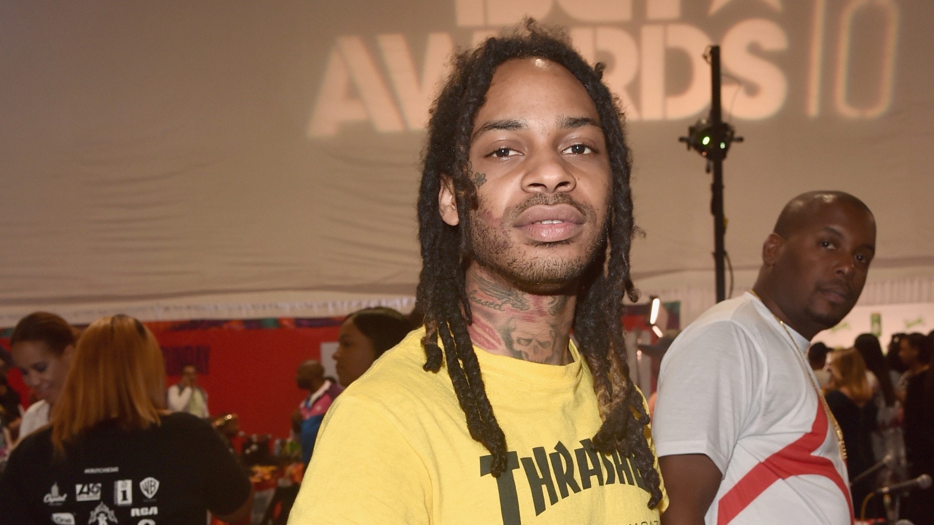 美說唱歌手Valee Taylor將愛犬染色 每行一步都留下「血腳印」