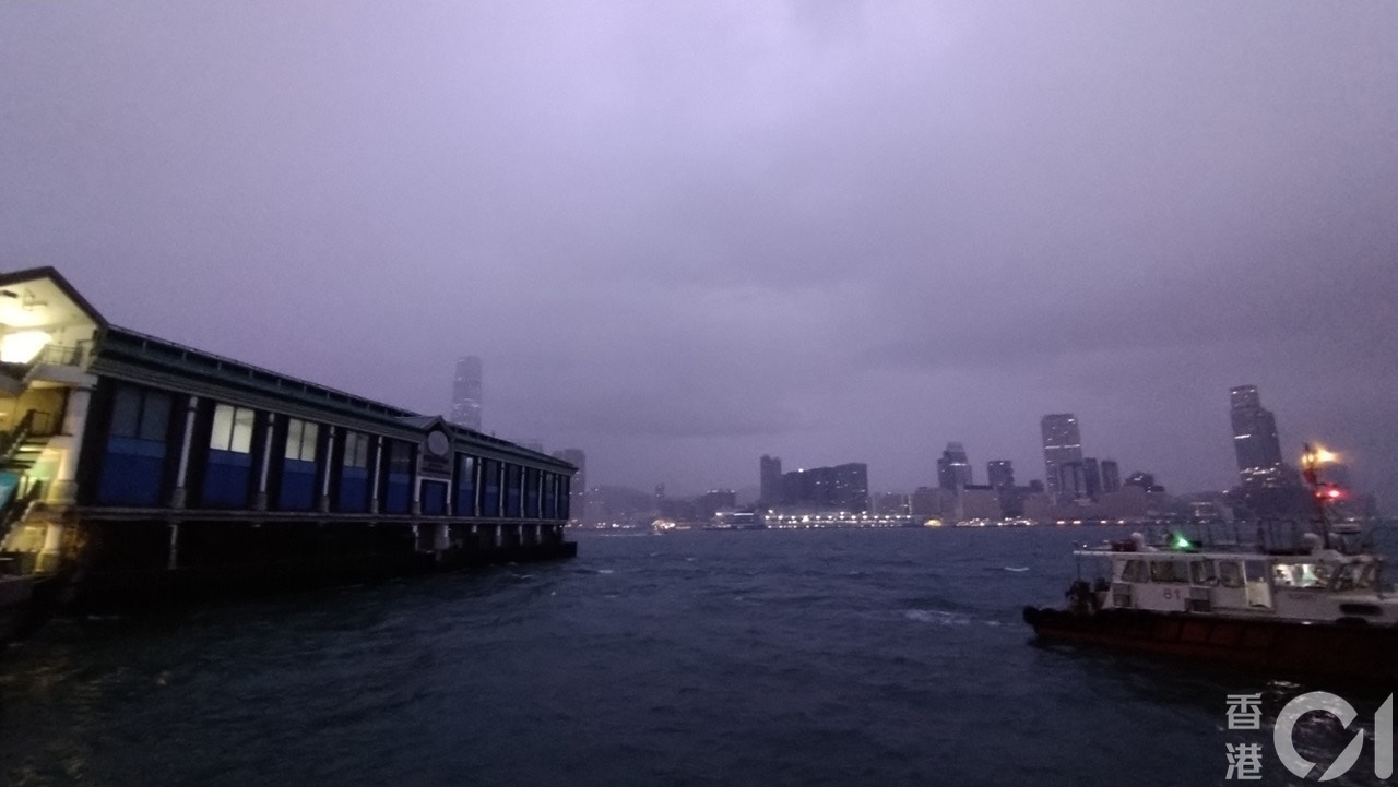 【天文台】強烈季候風信號生效 今日多雲有幾陣雨