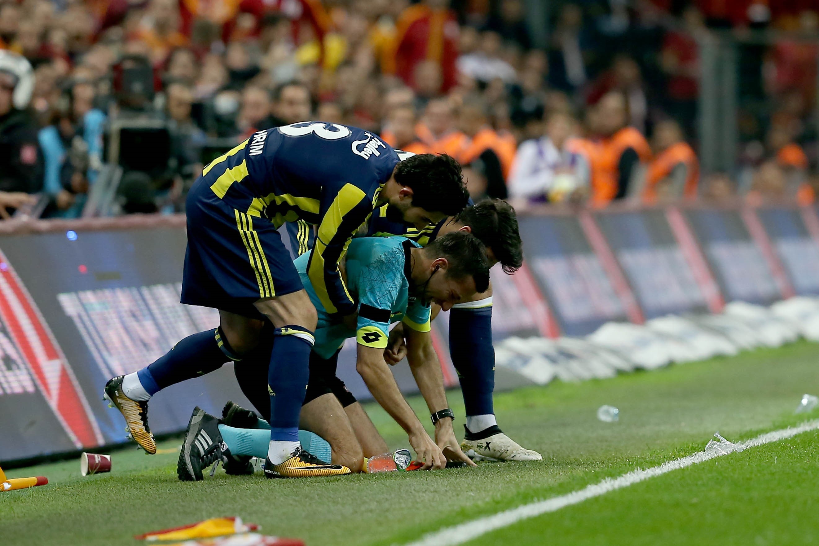 【土超】打吡戰火藥味濃 費倫巴治球員充當「人肉護盾」保護旁證