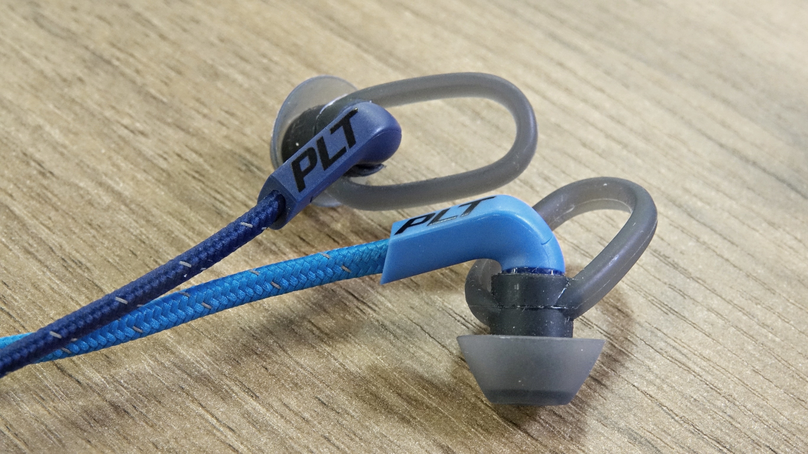 PLT BackBeat FIT 305輕巧易用 平價藍牙運動耳機