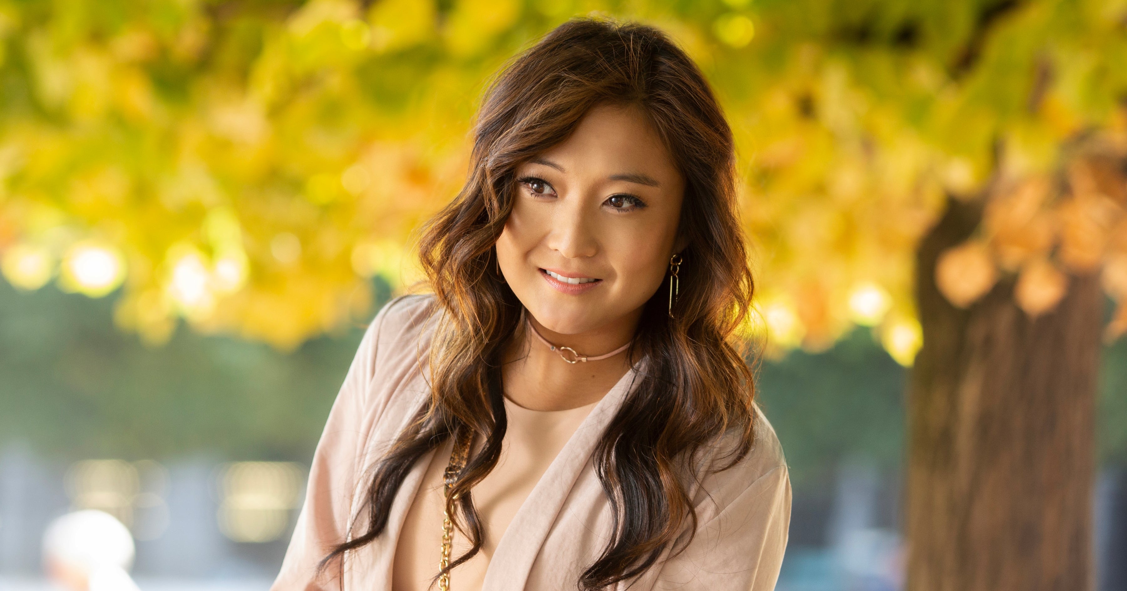 《Emily in Paris》不合理劇情逐個捉：你會讓朋友坐在男友腿上嗎