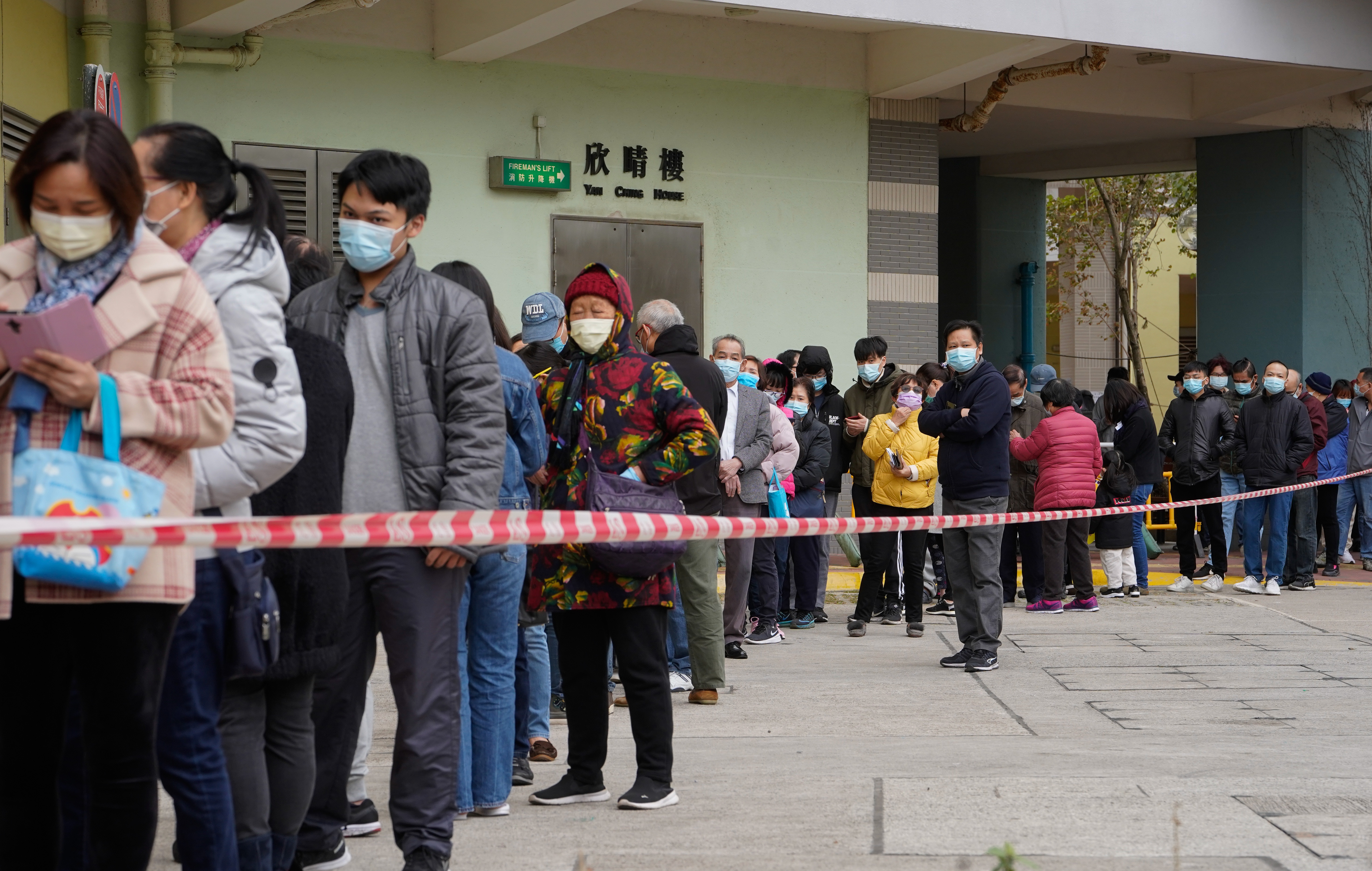 強制檢測｜啟晴邨欣晴樓居民冒寒風排隊 暖包羽絨齊出動