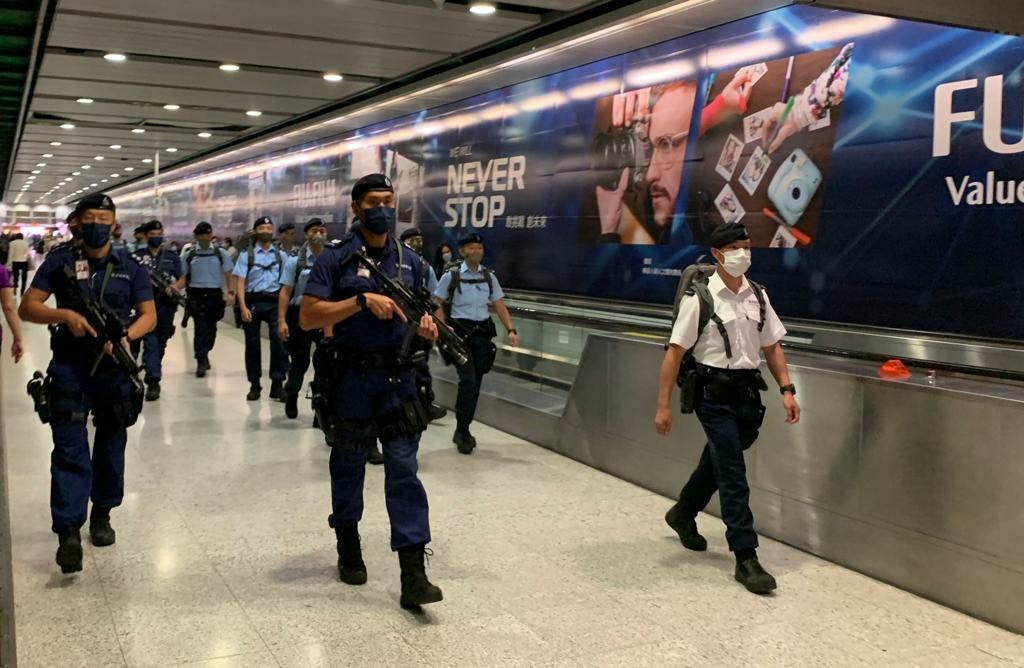 警方聖誕新年加強反恐 高姿態巡港鐵站主題公園