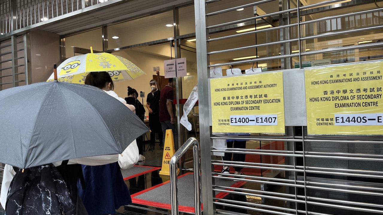 HKDSE Chinese Literature Exam Candidates Rushed To The Examination hkdse-chinese-literature-exam-candidates-rushed-to-the-examination