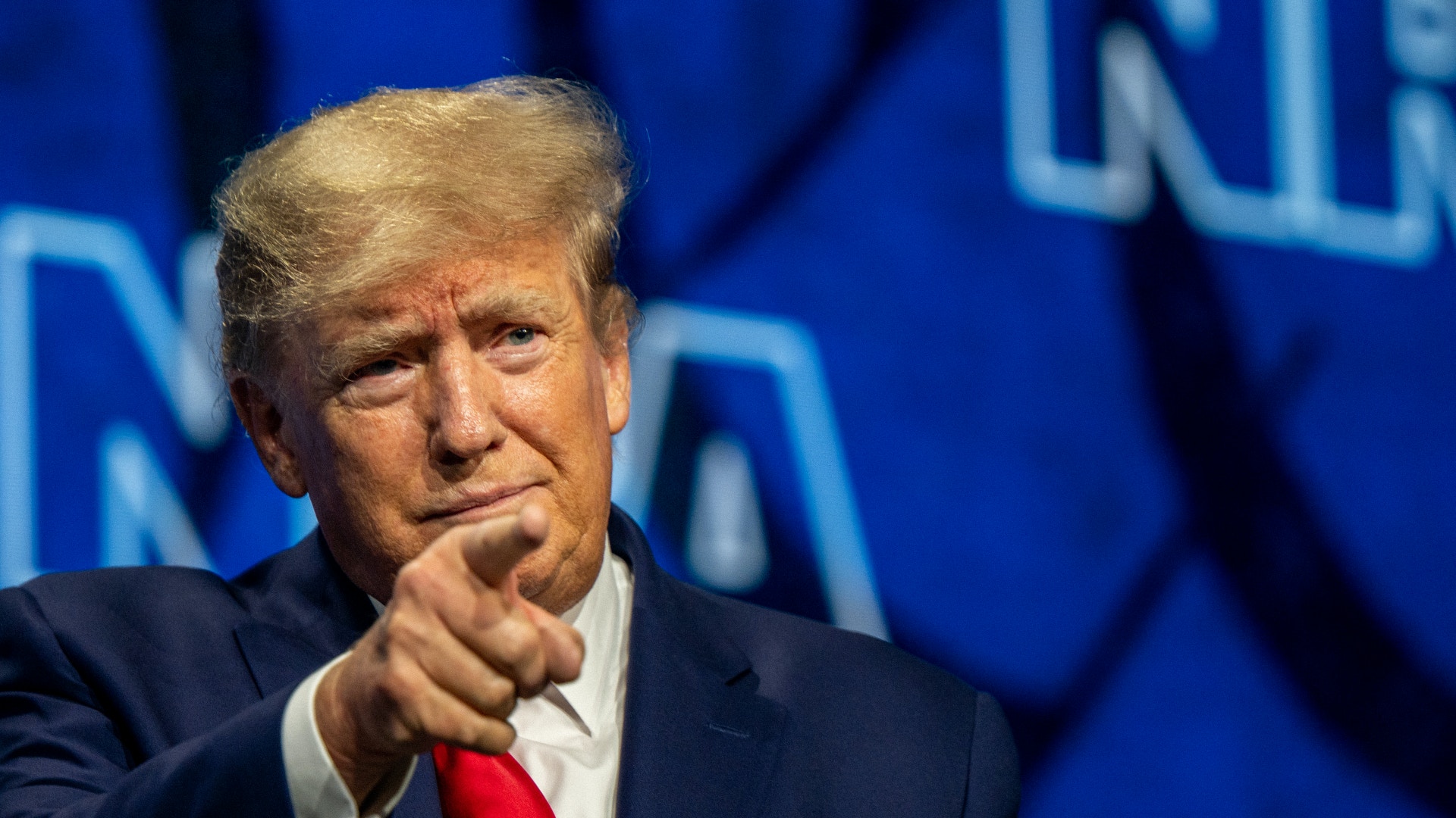 拜登踩單車跌倒 特朗普不忘發「加工」影片嘲諷：高爾夫球導致的