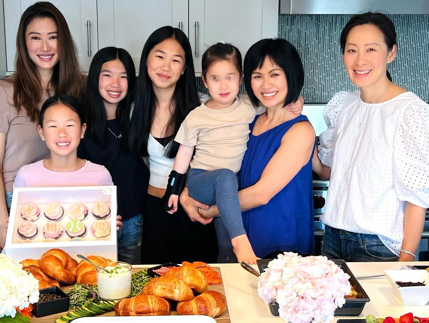 謝婷婷女兒罕見露面！ 手持DNA報告認祖歸宗！ 謝賢已證實！ 生父真實身分曝光讓人大驚，謝霆鋒這次該滿意了吧？ – 天天分享