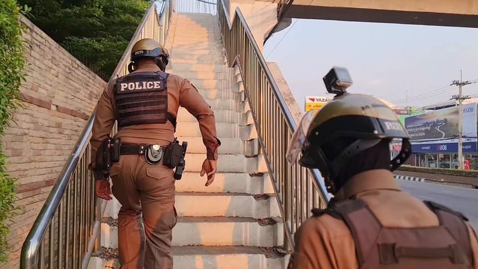 天桥活春宫疯传！ 2男1女「3人行」露天激战 遗这些东西下场惨了 -6parkbbs.com