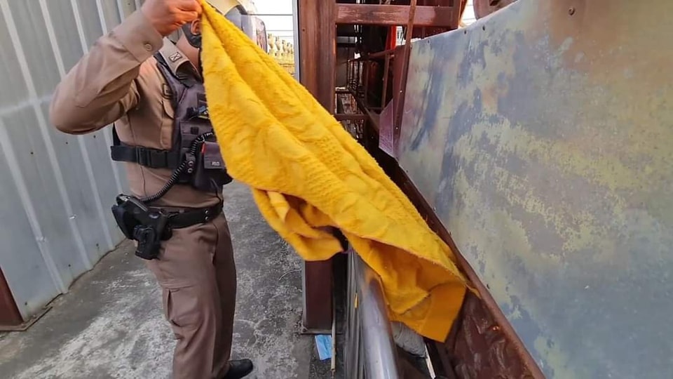 天桥活春宫疯传！ 2男1女「3人行」露天激战 遗这些东西下场惨了 -6parkbbs.com