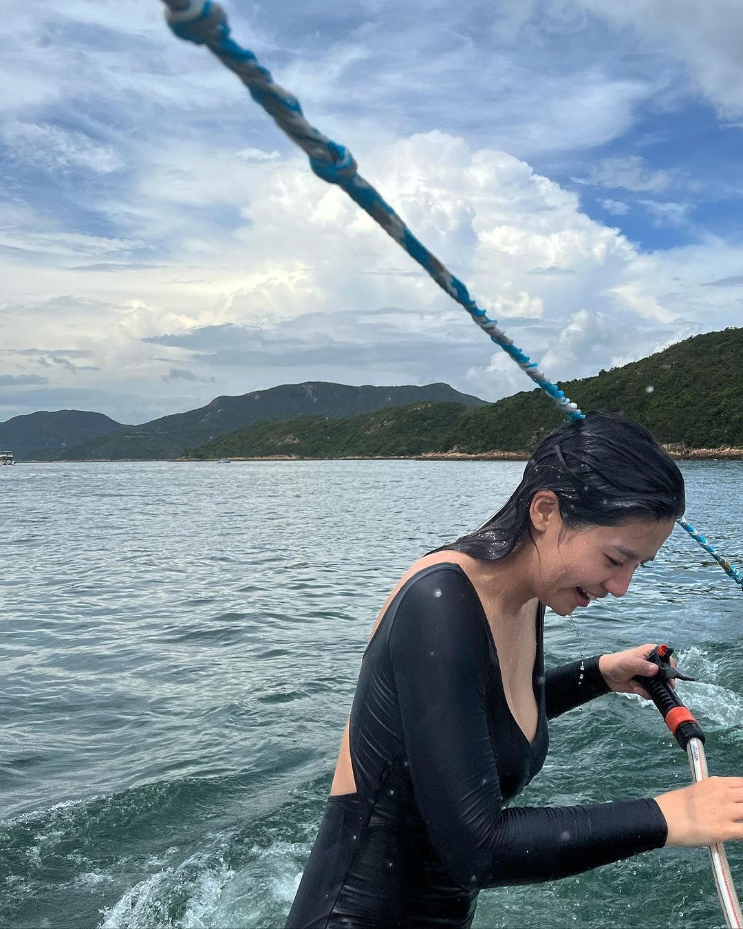 Renci楊偲泳超低胸開窿泳衣騷極品身材 兜面噴射自己玩濕身誘惑惹遐想 | LIHKG 討論區