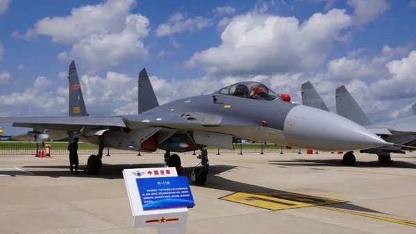 「白頭版」殲-11BG亮相 成長春航展焦點