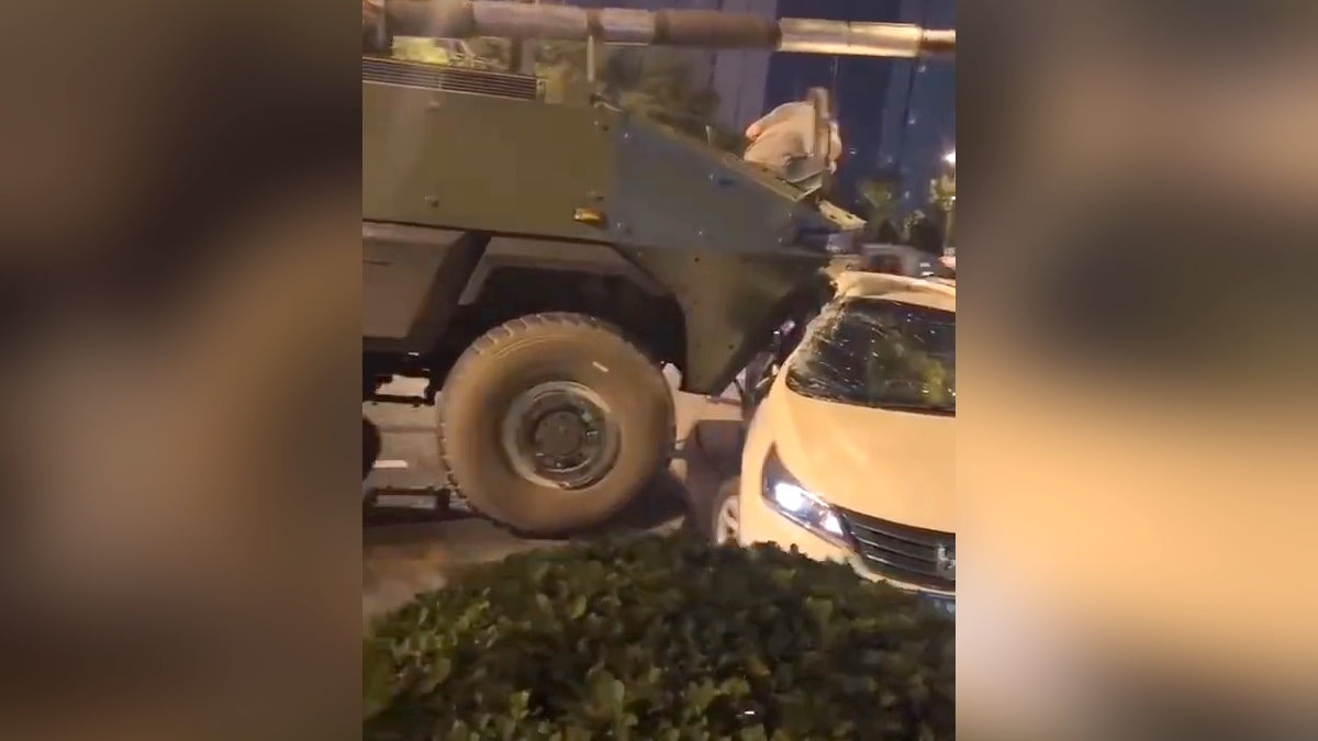 揸車出街竟「被坦克撞」 中國最新款輪式輕坦克VN22B意外曝真身