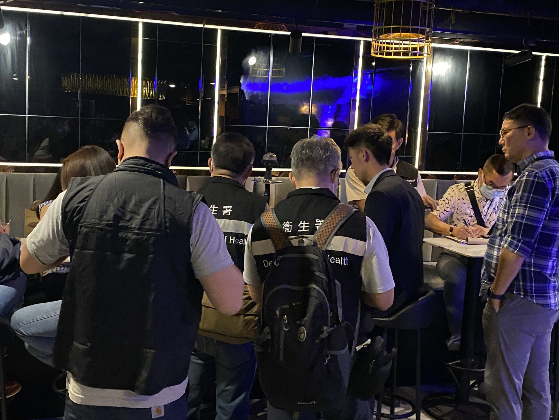 3間酒吧人員協助或教唆他人在禁煙區食水煙 判罰最高1.56萬