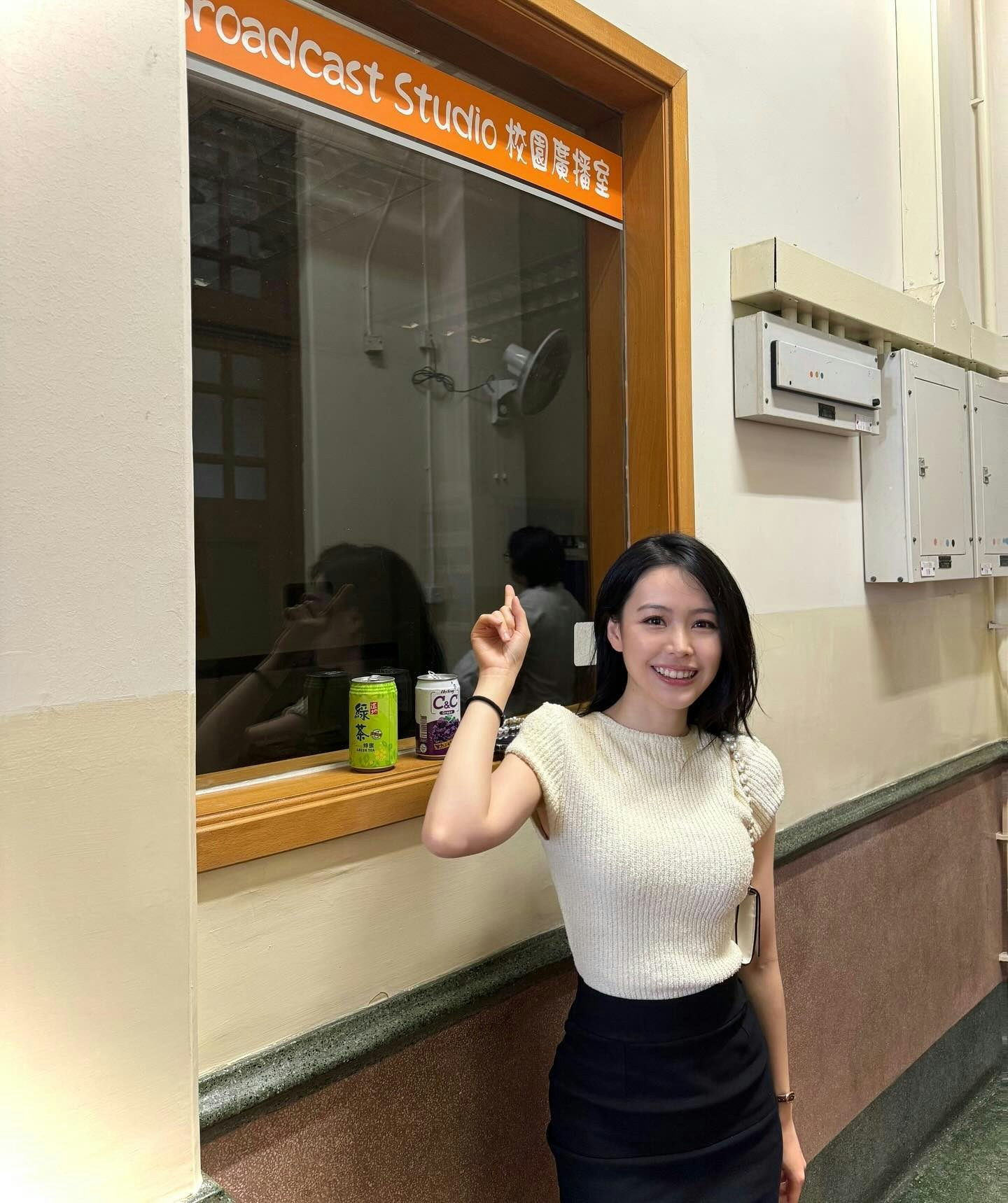 新聞女神林婷婷返母校貼身衫曬曲線身材 短髮校服LOOK曝光 | LIHKG 討論區