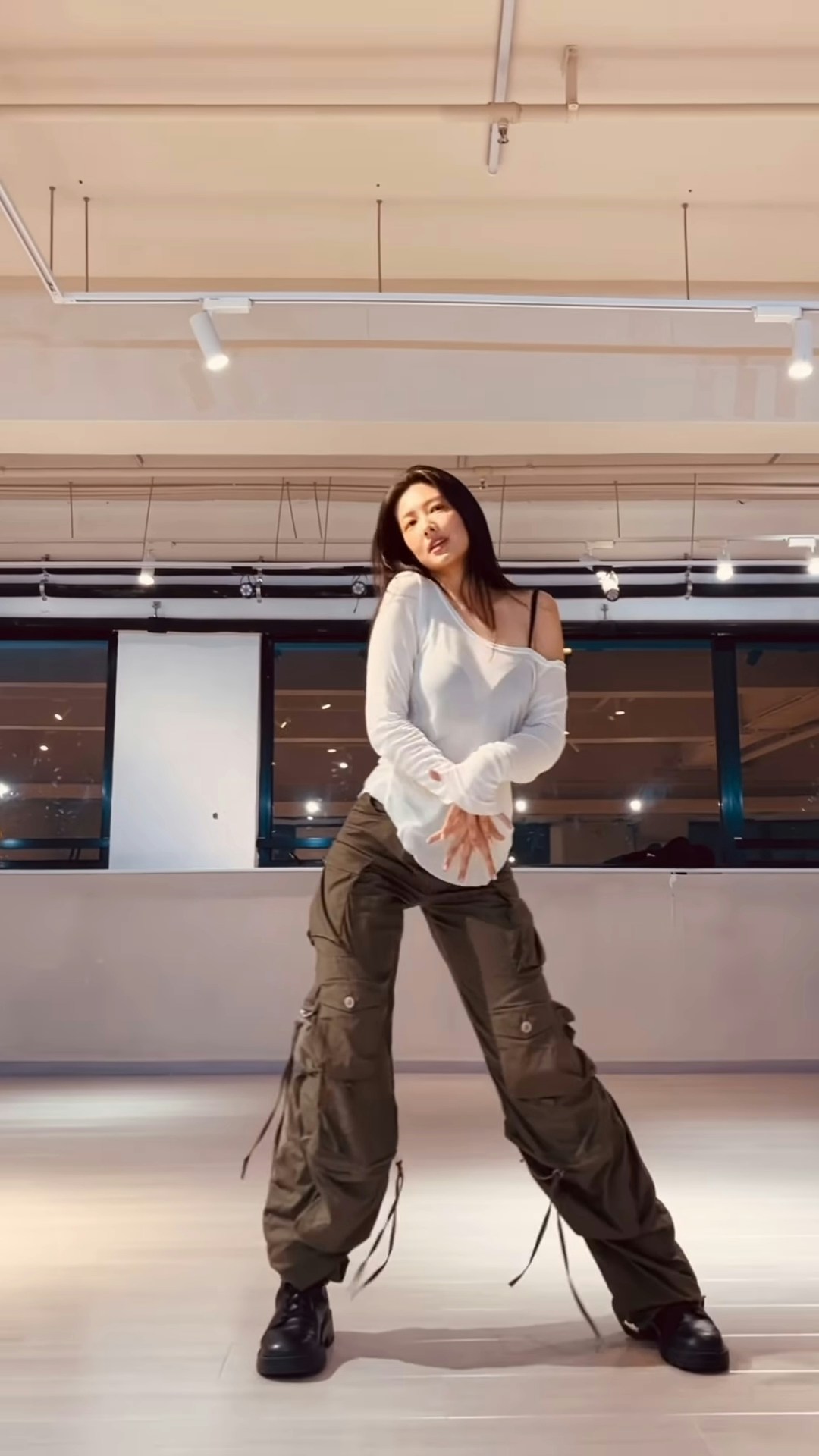 23歲女團成員白Tee透黑Bra「舞」住派福利 動作性感撩人焫㷫網民 | LIHKG 討論區