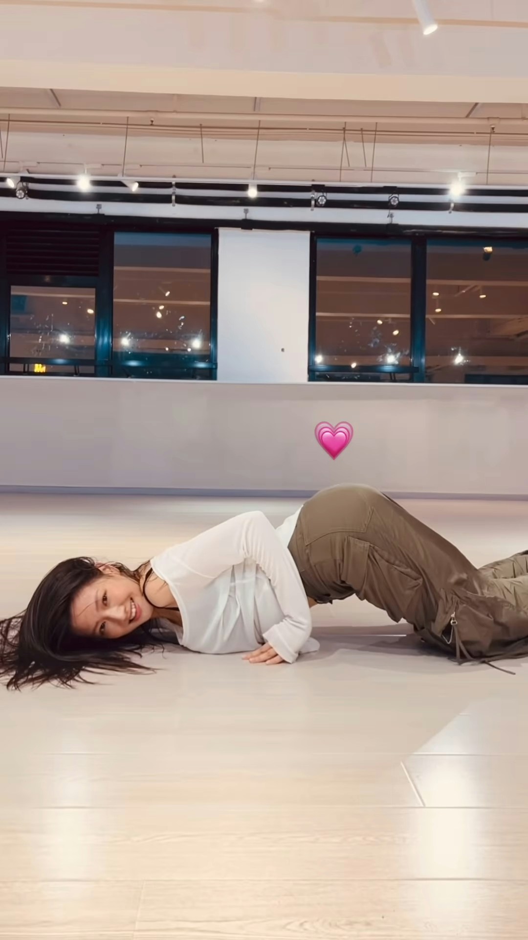 23歲女團成員白Tee透黑Bra「舞」住派福利 動作性感撩人焫㷫網民 | LIHKG 討論區