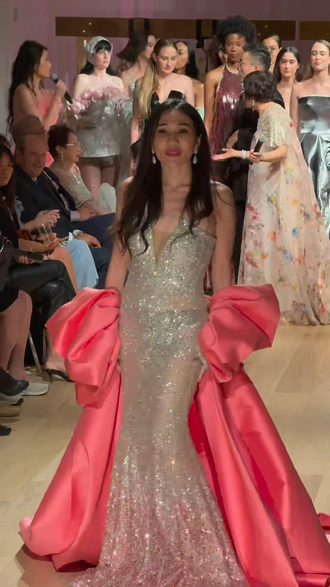 何超盈34歲生日着Deep V晚裝行Catwalk 臉頰凹陷心口見骨極瘦削 | LIHKG 討論區