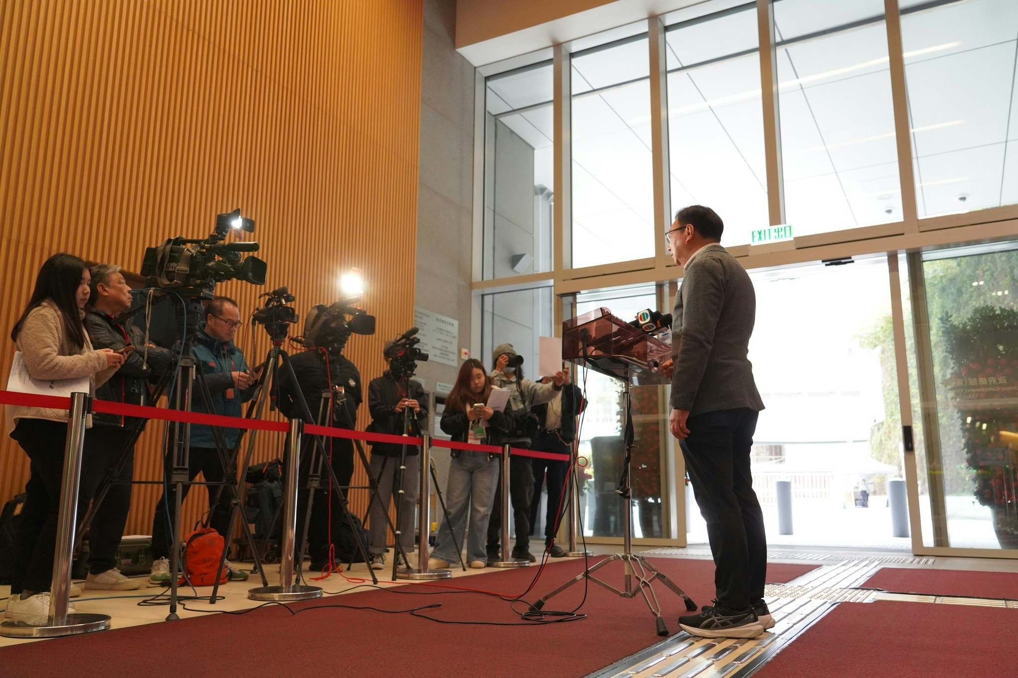 問責高官減薪？ 官場中人願配合 「不如捐錢仲好」 政圈風聲 | LIHKG 討論區