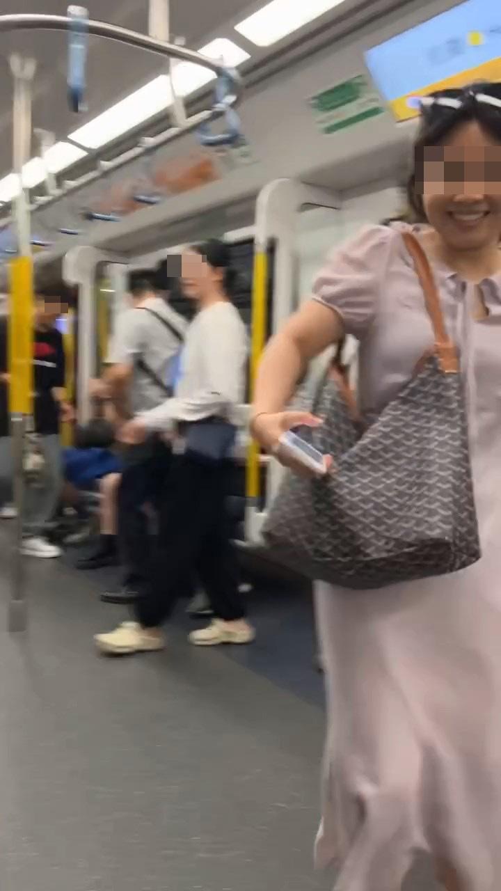 東鐵內地客衝門爭位片瘋傳！ 乘客被迫咁做慘了 網民：喪屍圍城？ | LIHKG 討論區